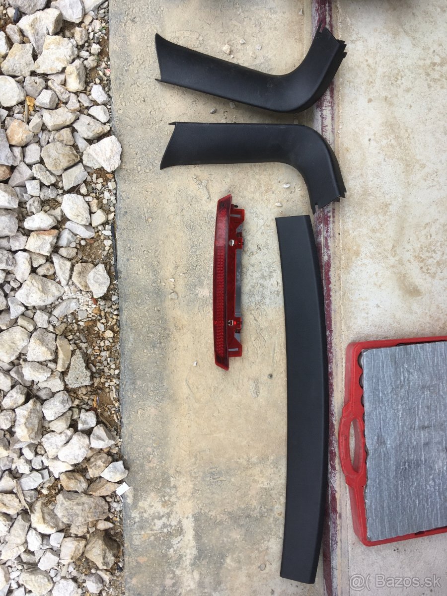 Mondeo plasty zadnych kufrovych dveri, tretie brzdove svetlo - Bánovce ...