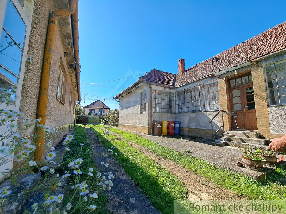 Pokojné bývanie v obci Bádice – dva domy na veľkom pozemku - Nitra ...